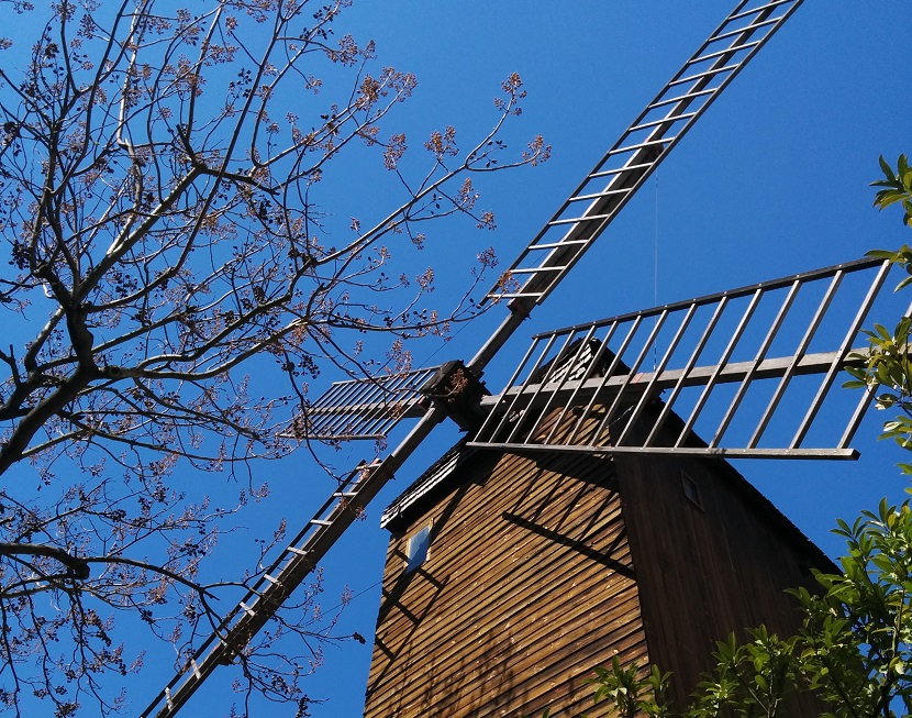 montmartre thumb windmill – Paris Uncovered